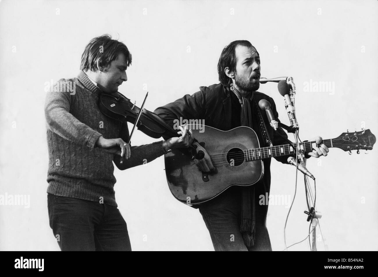 Rod Clements right of Lindisfarne performing 19 10 80 Stock Photo - Alamy