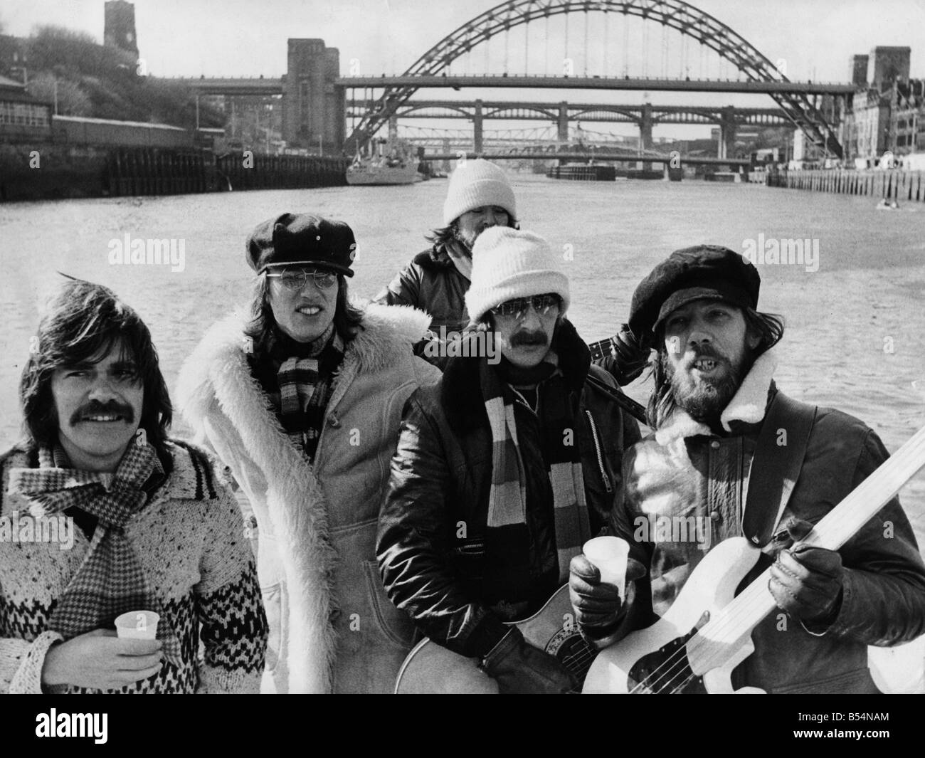 Alan hull pop group lindisfarne hi-res stock photography and images - Alamy