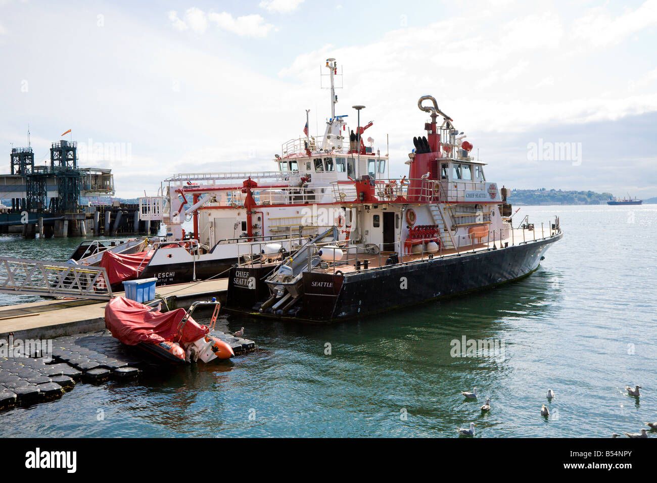 Fire and rescue boats hi-res stock photography and images - Alamy