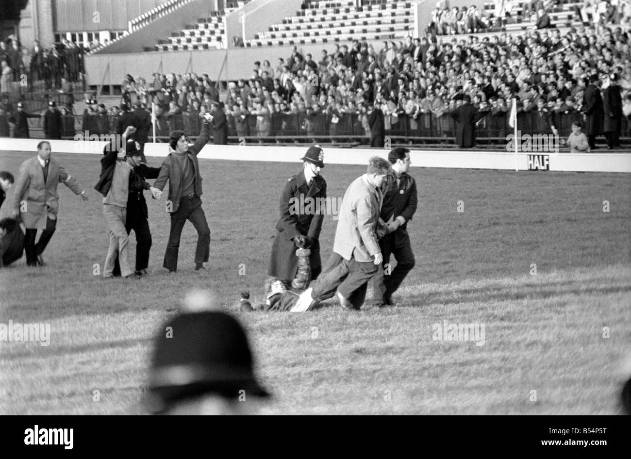 Anti-Apartheid demonstration at Twickenham. Demonstrators at the ...