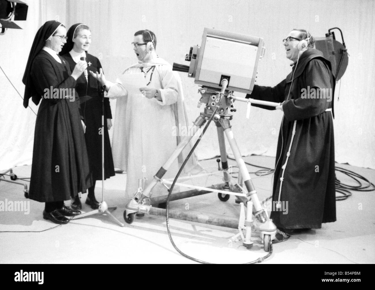 Catholic nuns 1960s hi-res stock photography and images - Alamy