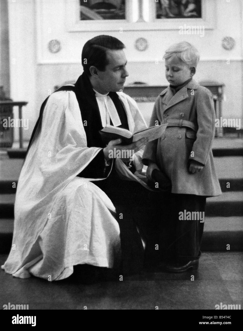 Rev Davies Sheppard talks to 5 year old Martin Kendall from Islington ...
