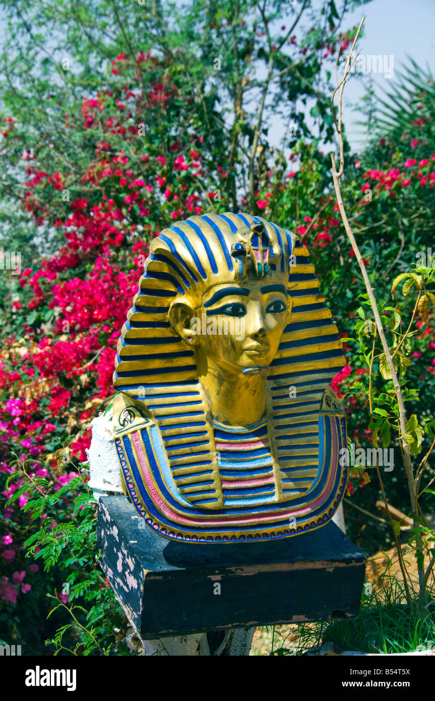 Queen mask hi-res stock photography and images - Alamy