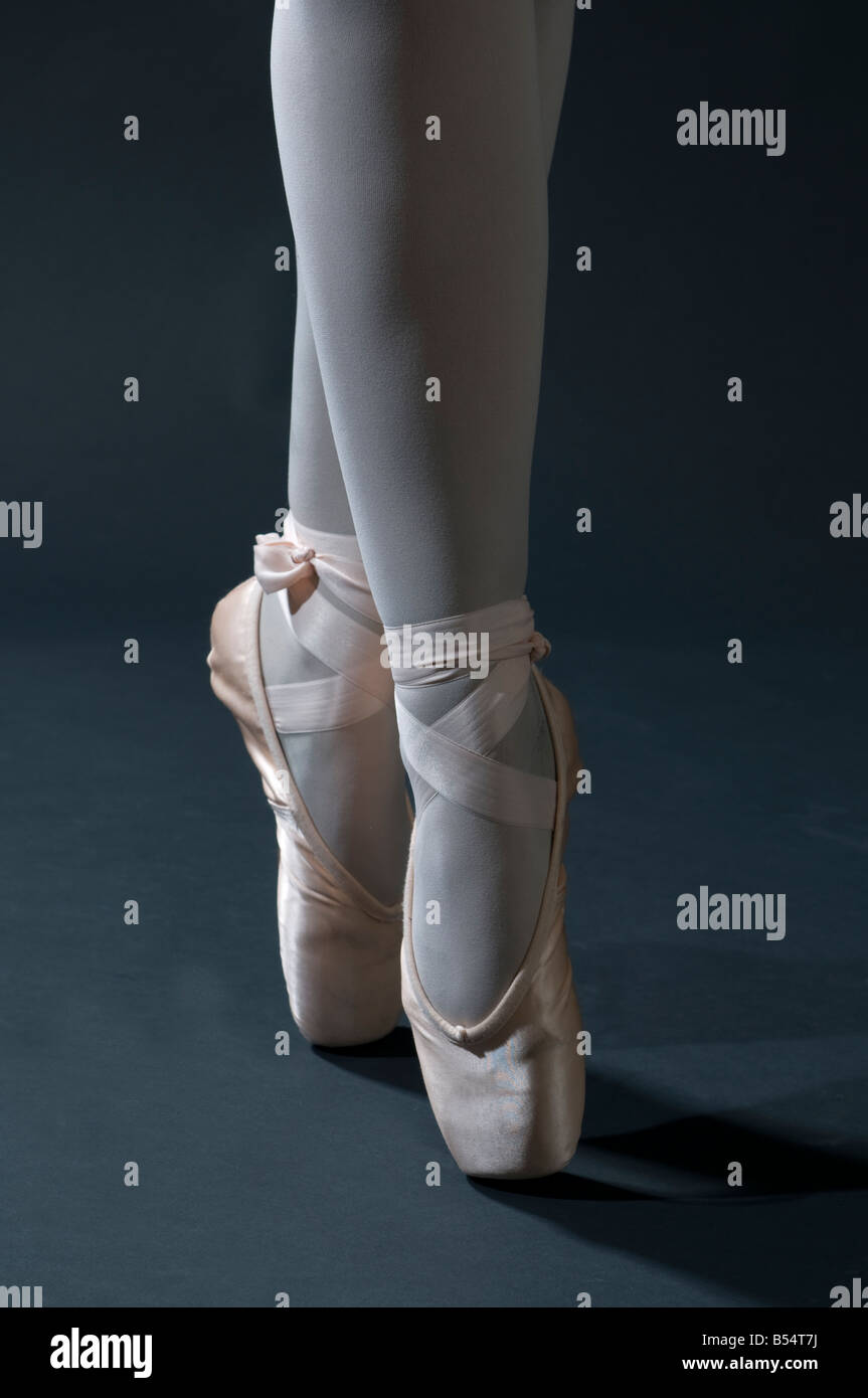 Close up of a ballet dancer enpointe Stock Photo - Alamy