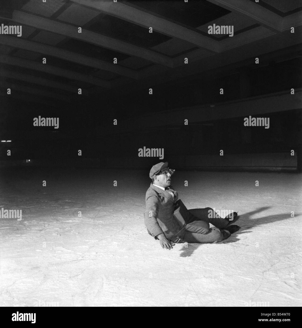 Comedian Norman Wisdom on ice. October 1953 D6365-001 Stock Photo - Alamy