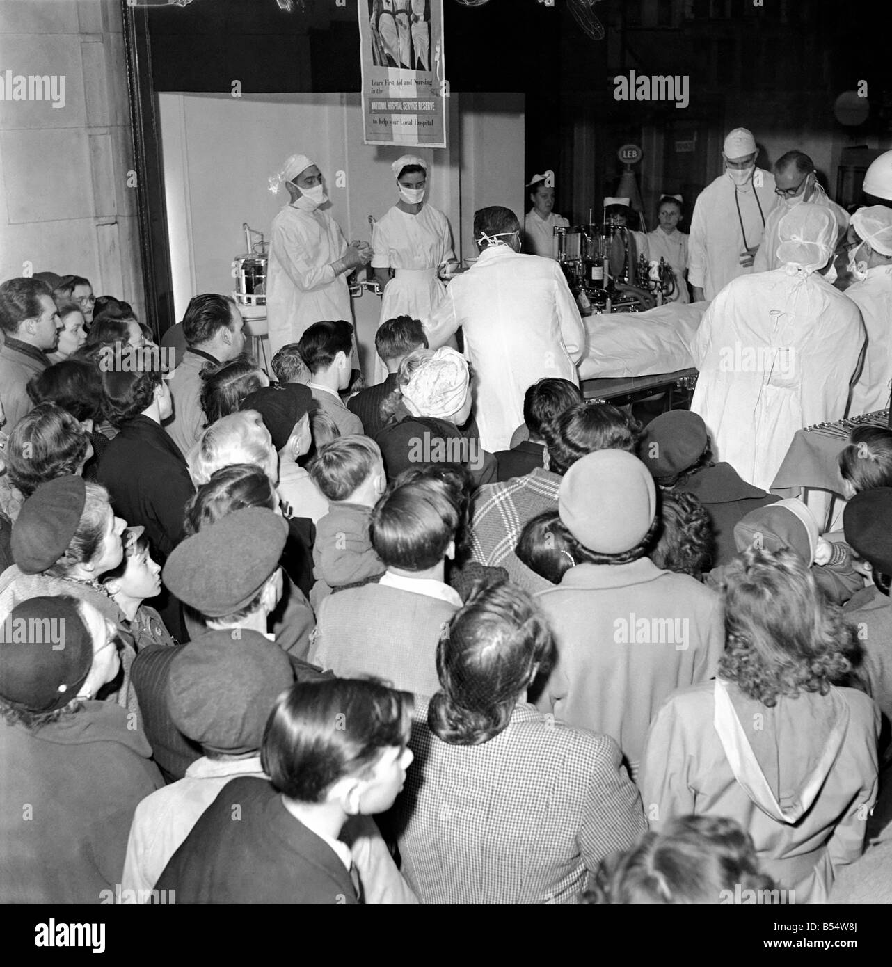 1950s surgeon operating theatre hi-res stock photography and images - Alamy
