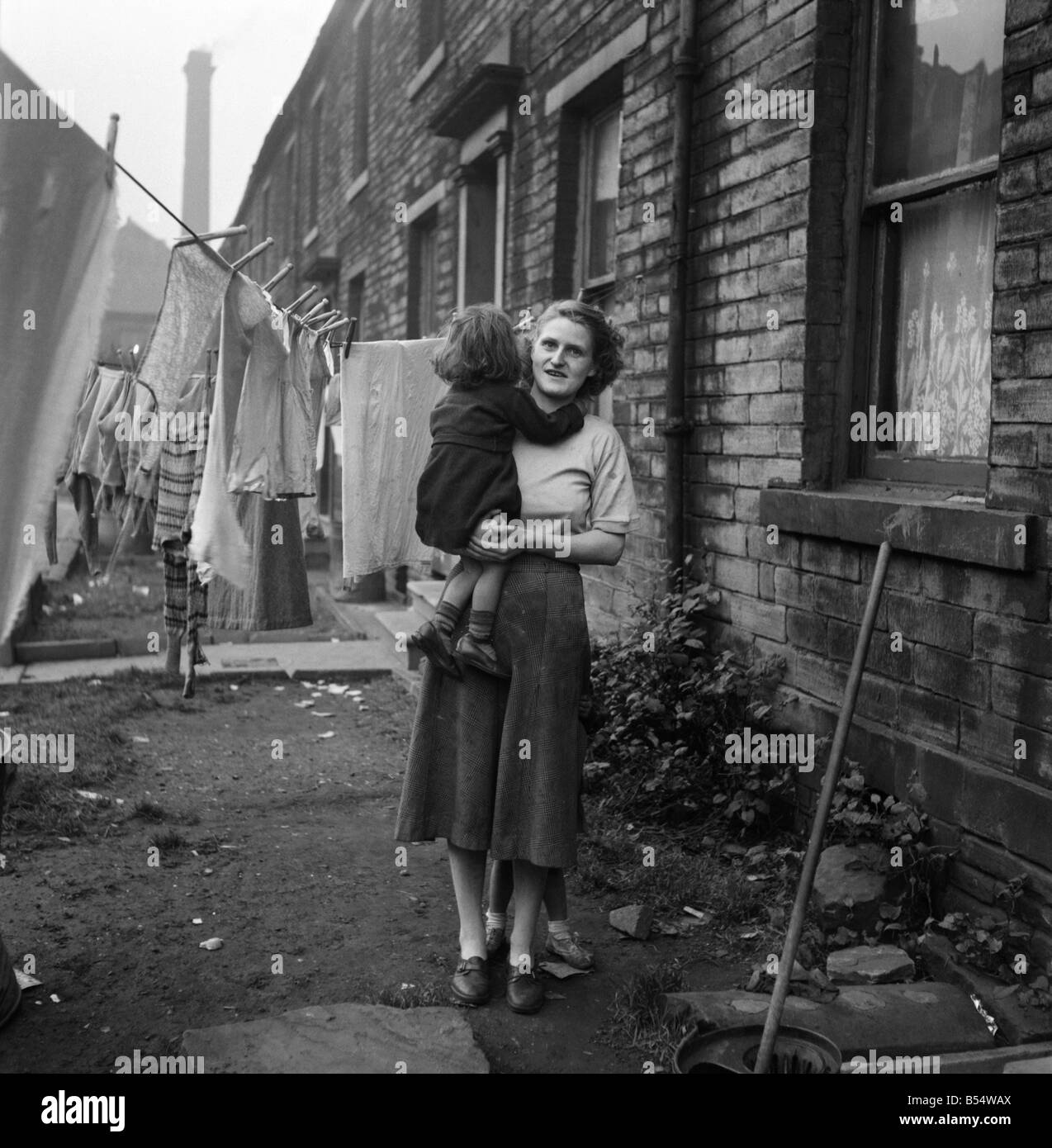 Slum housing 1950s hi-res stock photography and images - Alamy