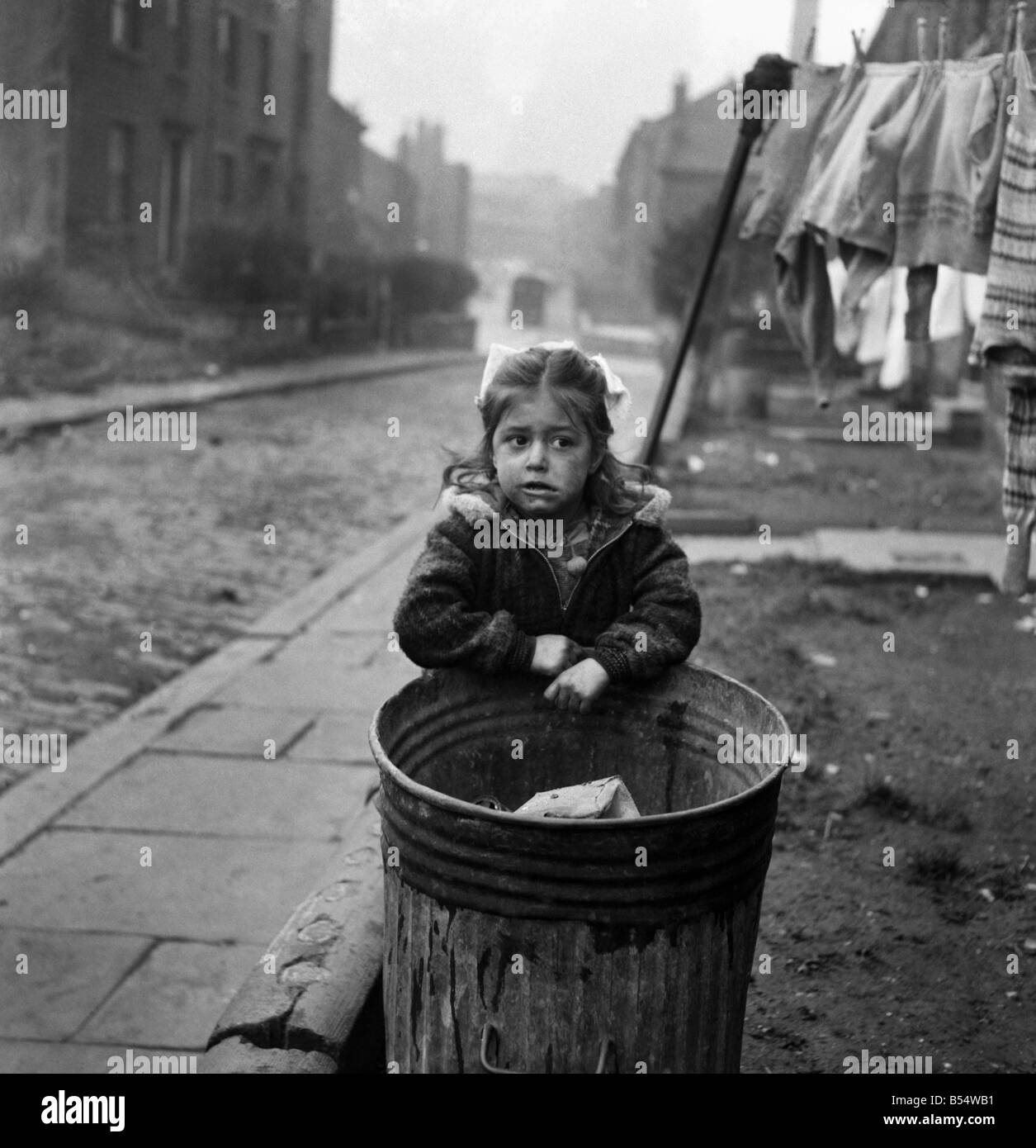 Slum housing 1950s hi-res stock photography and images - Alamy