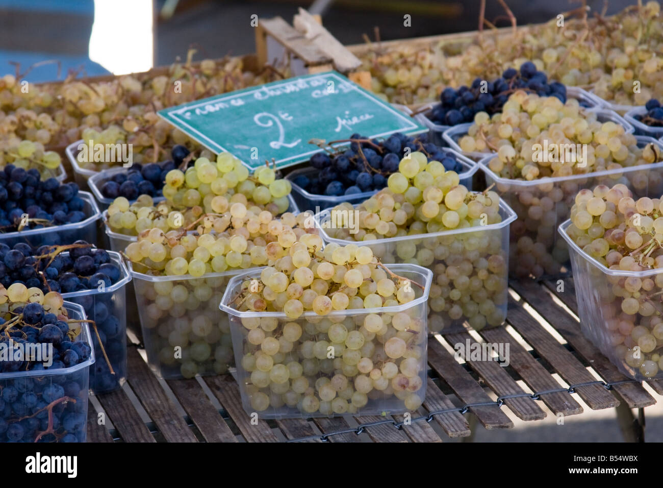 Grapes - Market at Vic Fezensac - Southern France Stock Photo - Alamy