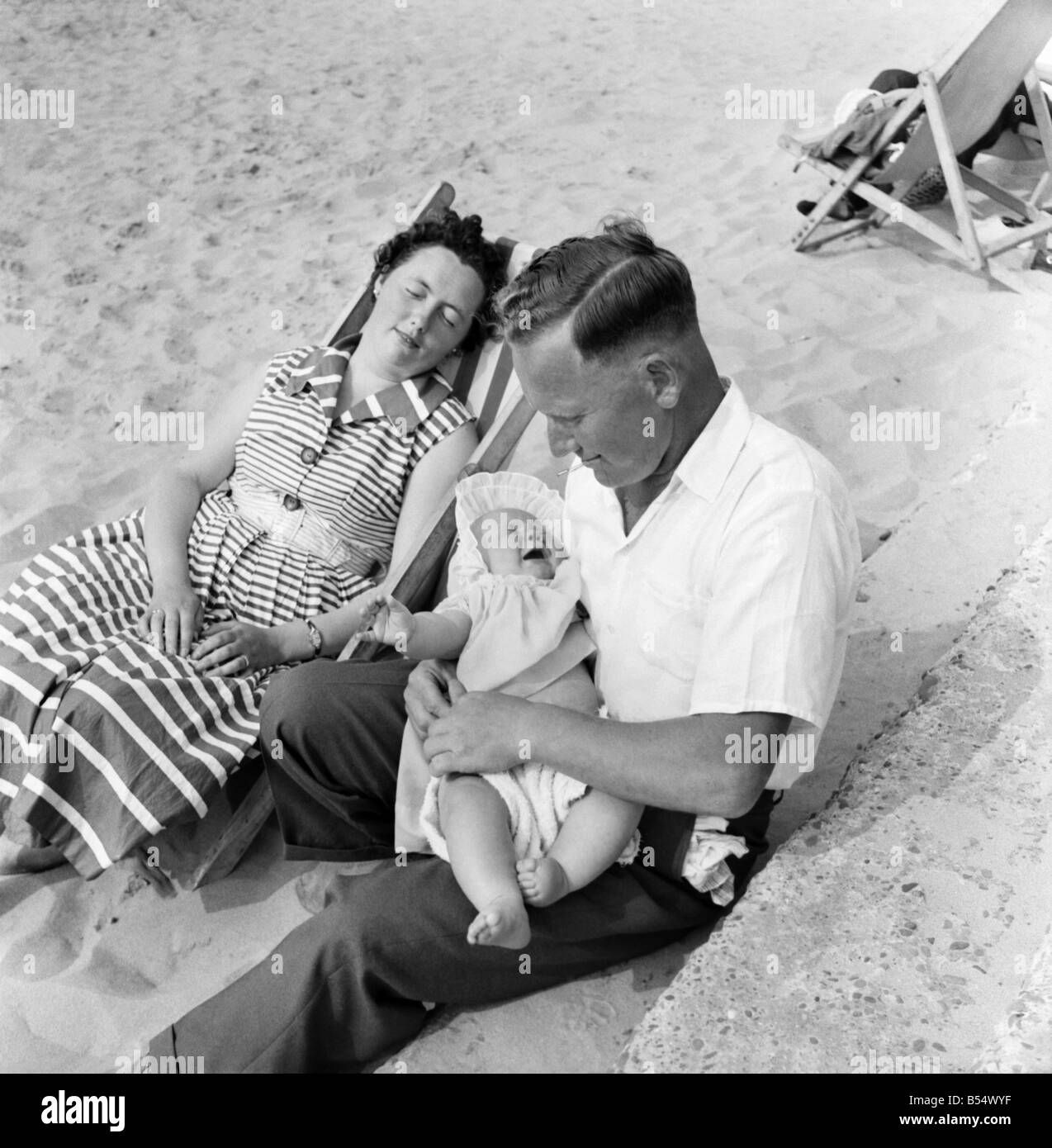 Family on beach 1960s hi-res stock photography and images - Alamy