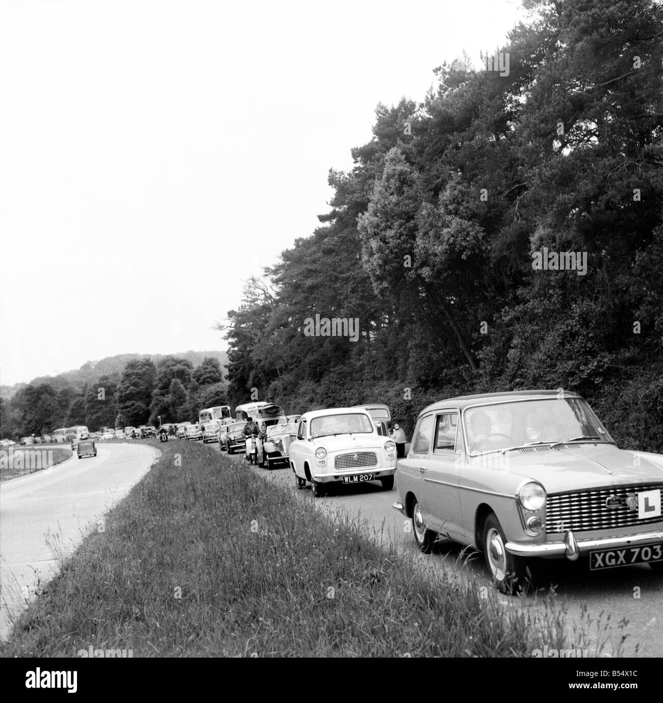 Traffic 1960. Homeward bound traffic on the Worthing-London road at ...