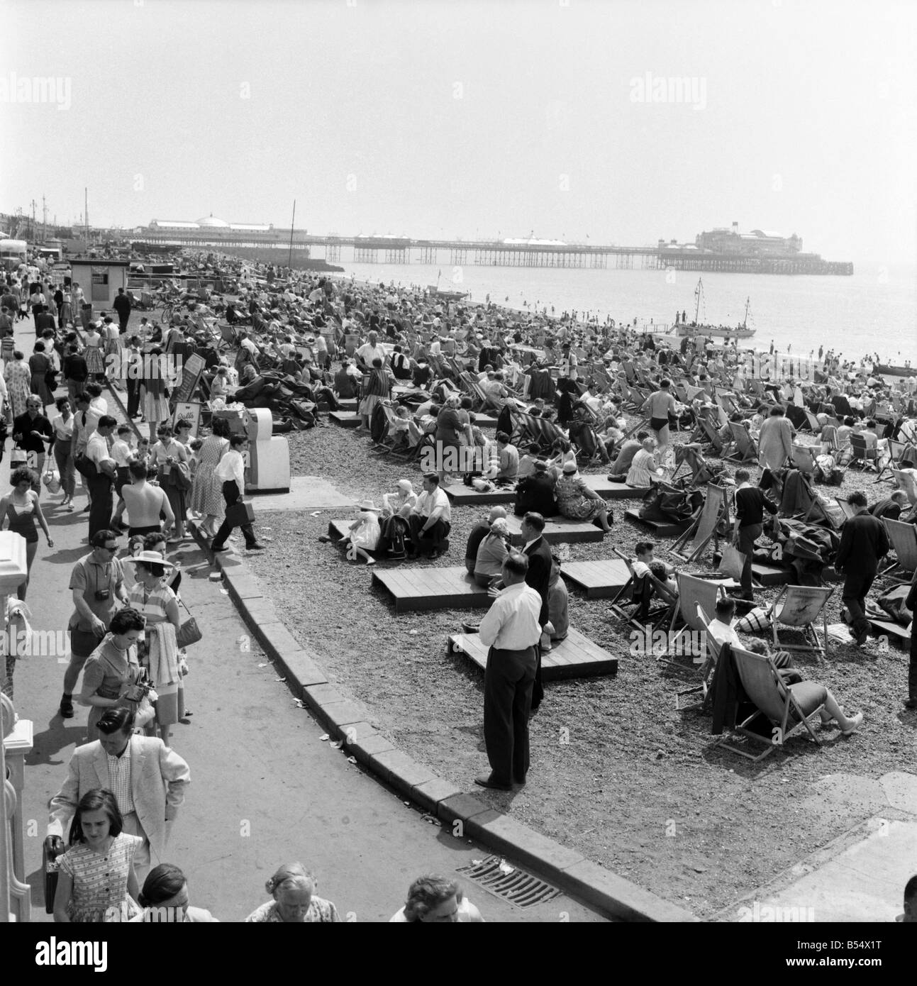 Crowded scenes on Brighton Beach as holidaymakers enjoy the hot summer ...
