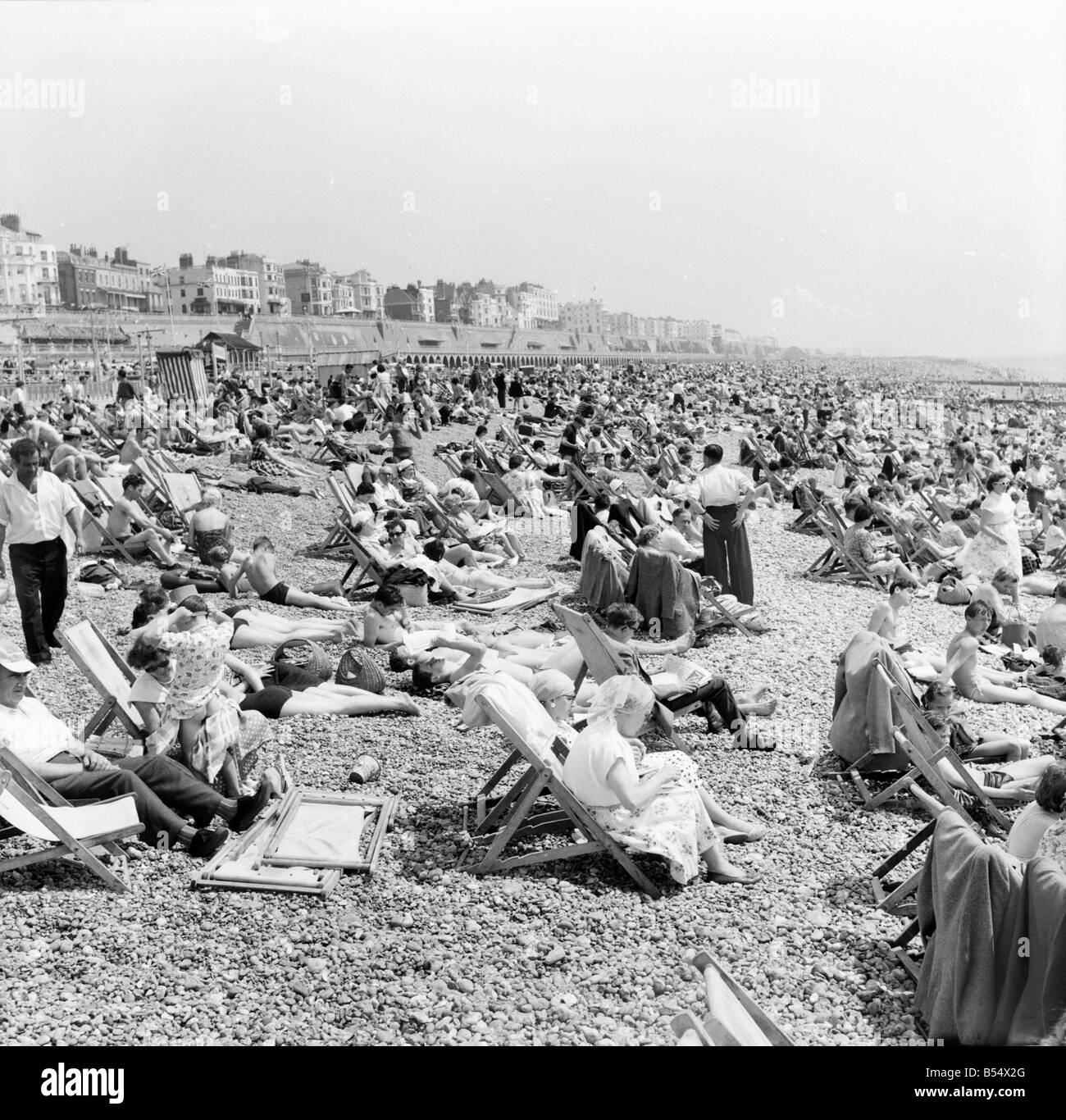 Crowded scenes on Brighton Beach as holidaymakers enjoy the hot summer ...