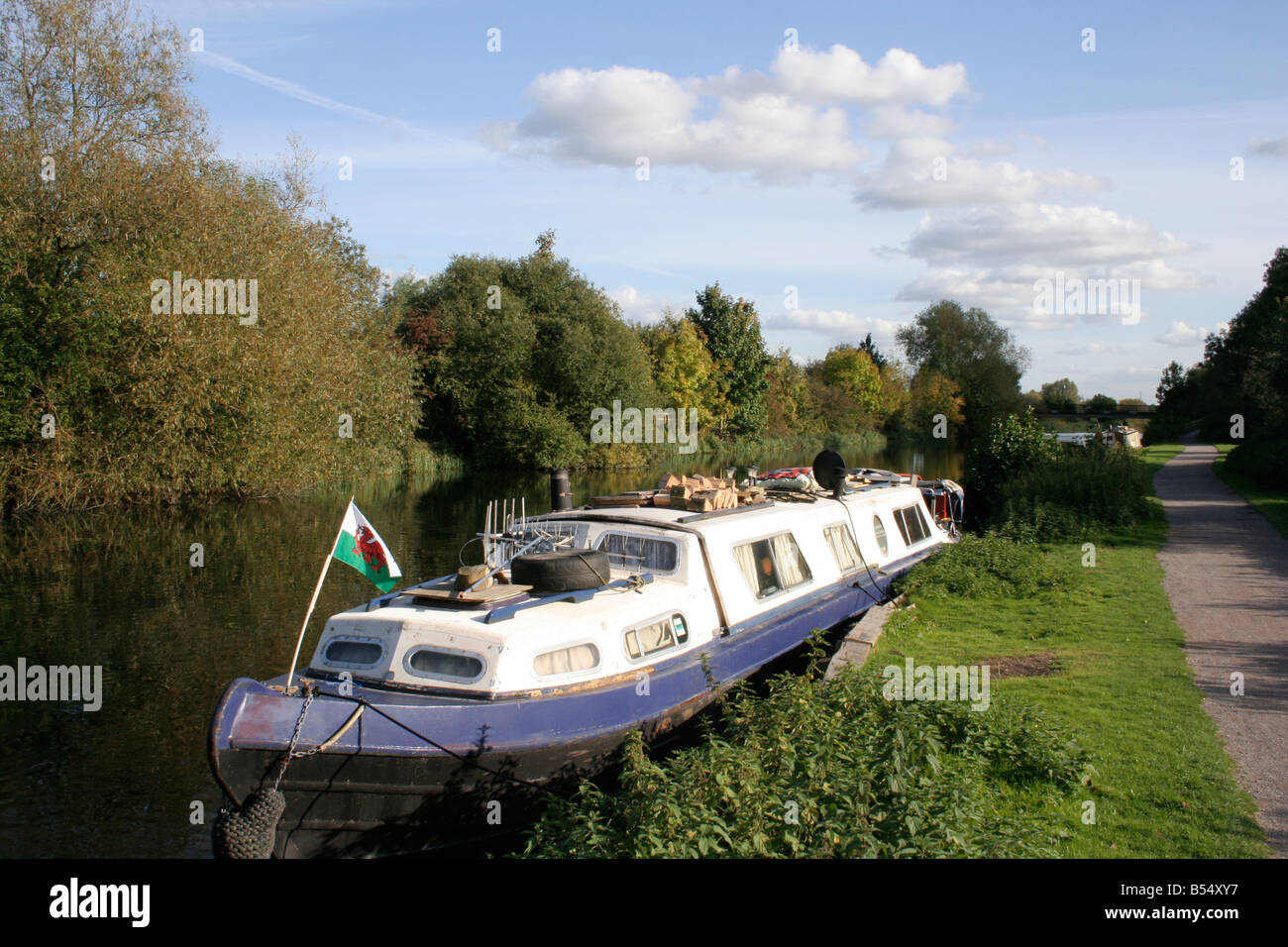 Blue narrowboat moored hi-res stock photography and images - Alamy