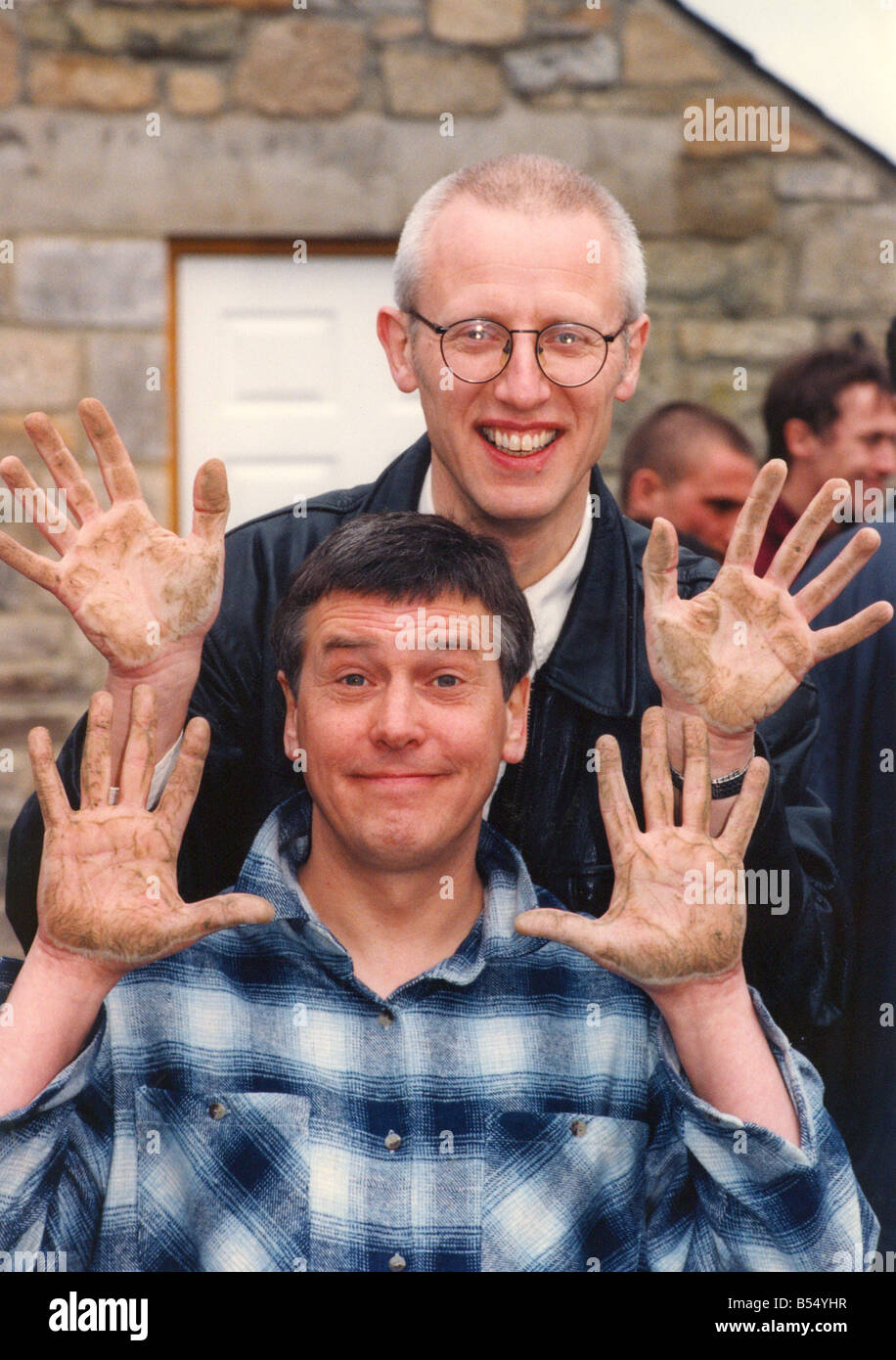 Children lend a helping hand hi-res stock photography and images - Alamy