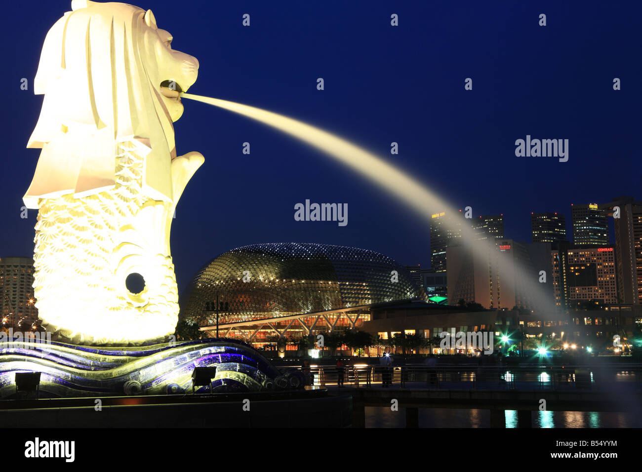 Merlion at night, quintessential Singapore Stock Photo - Alamy