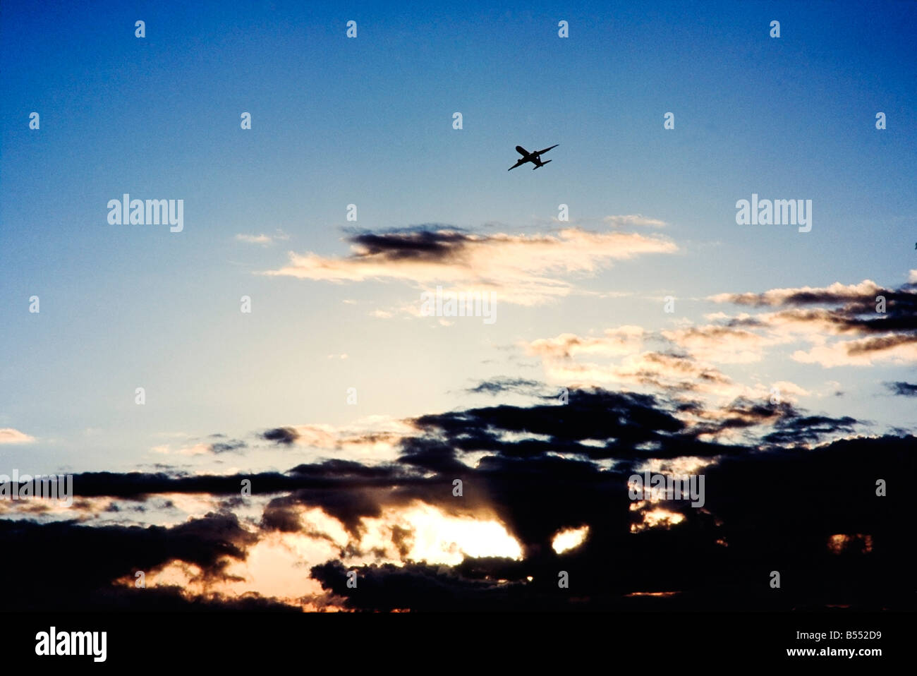 Commercial Aviation, Aircraft in flight Stock Photo - Alamy