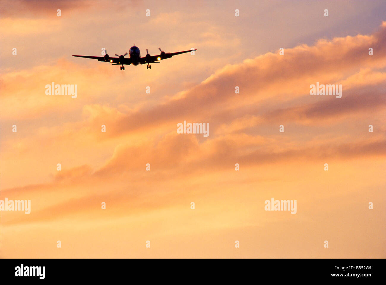 Commercial Aviation, Aircraft in flight Stock Photo - Alamy