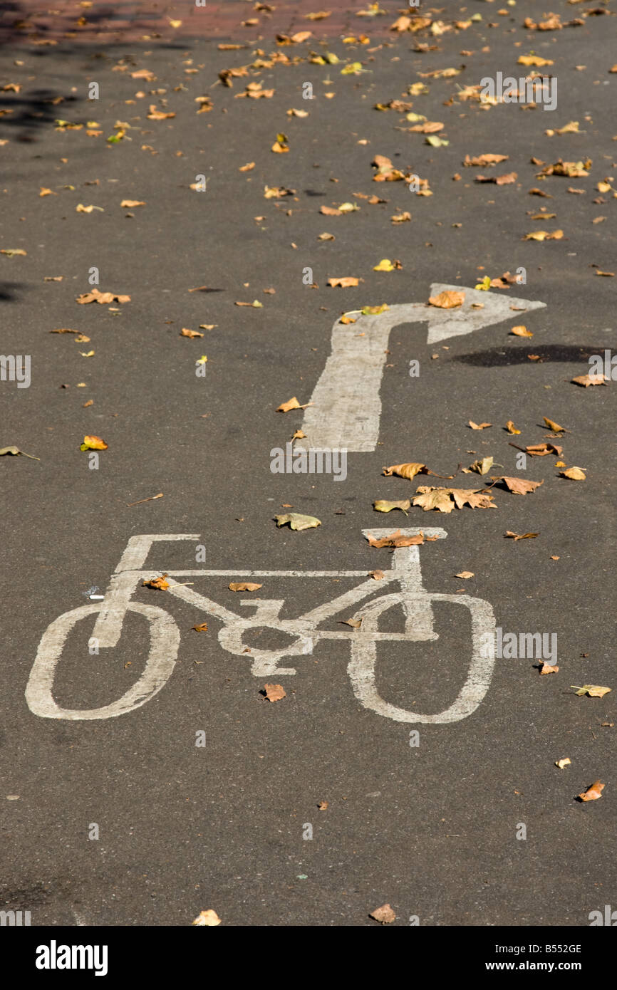 Road lane markings cycle hi-res stock photography and images - Alamy