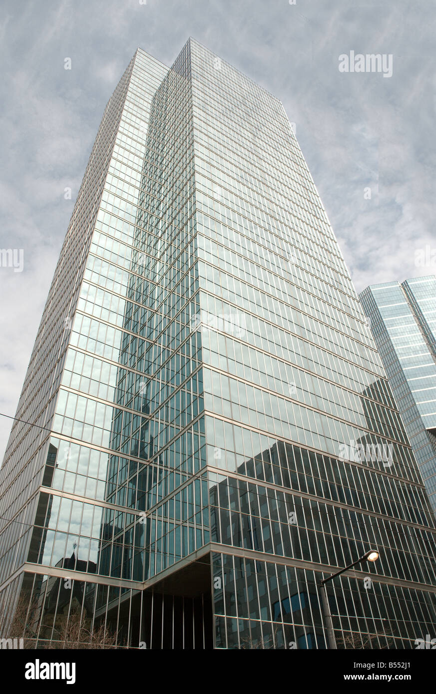 A tall glass office building Stock Photo - Alamy