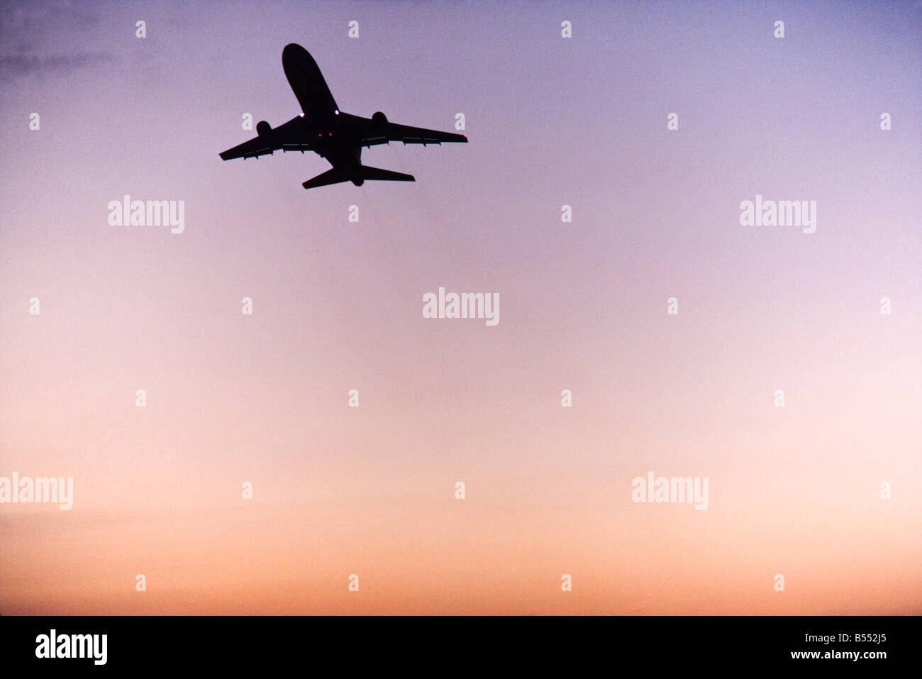 Commercial Aviation, Aircraft in flight Stock Photo - Alamy