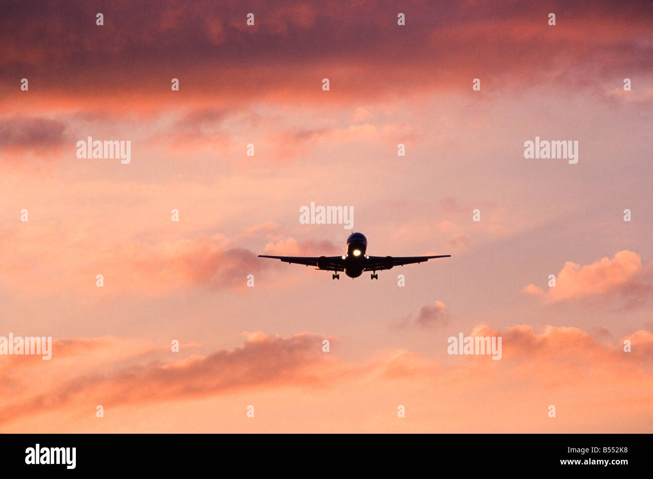 Commercial Aviation, Aircraft in flight Stock Photo - Alamy