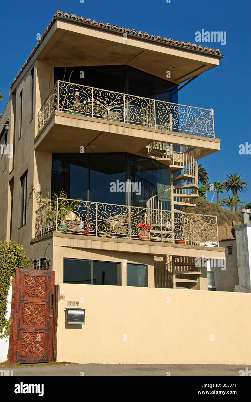 Santa monica beach houses along hi-res stock photography and images - Alamy