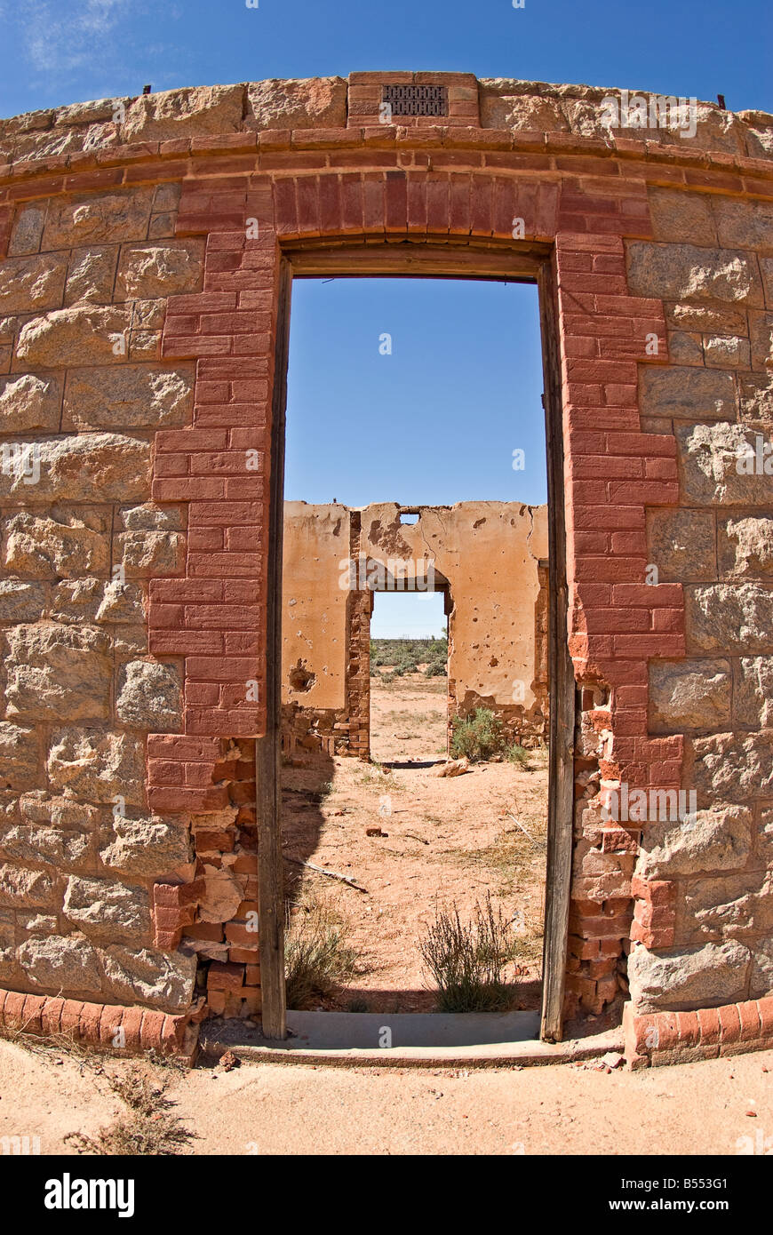 old ruins of a house in the hot australian desert Stock Photo - Alamy