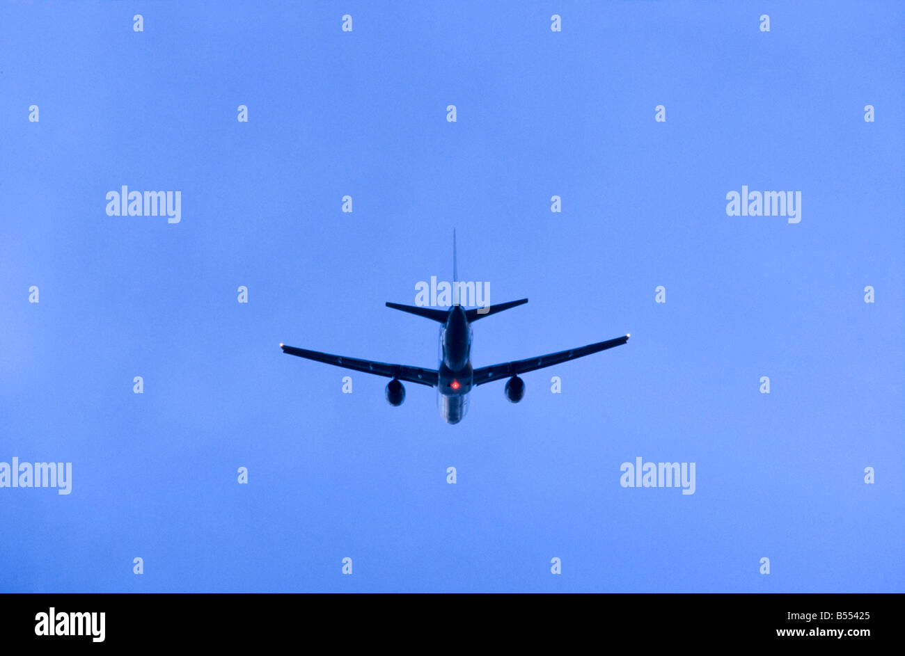 Commercial Aviation, Aircraft in flight Stock Photo - Alamy