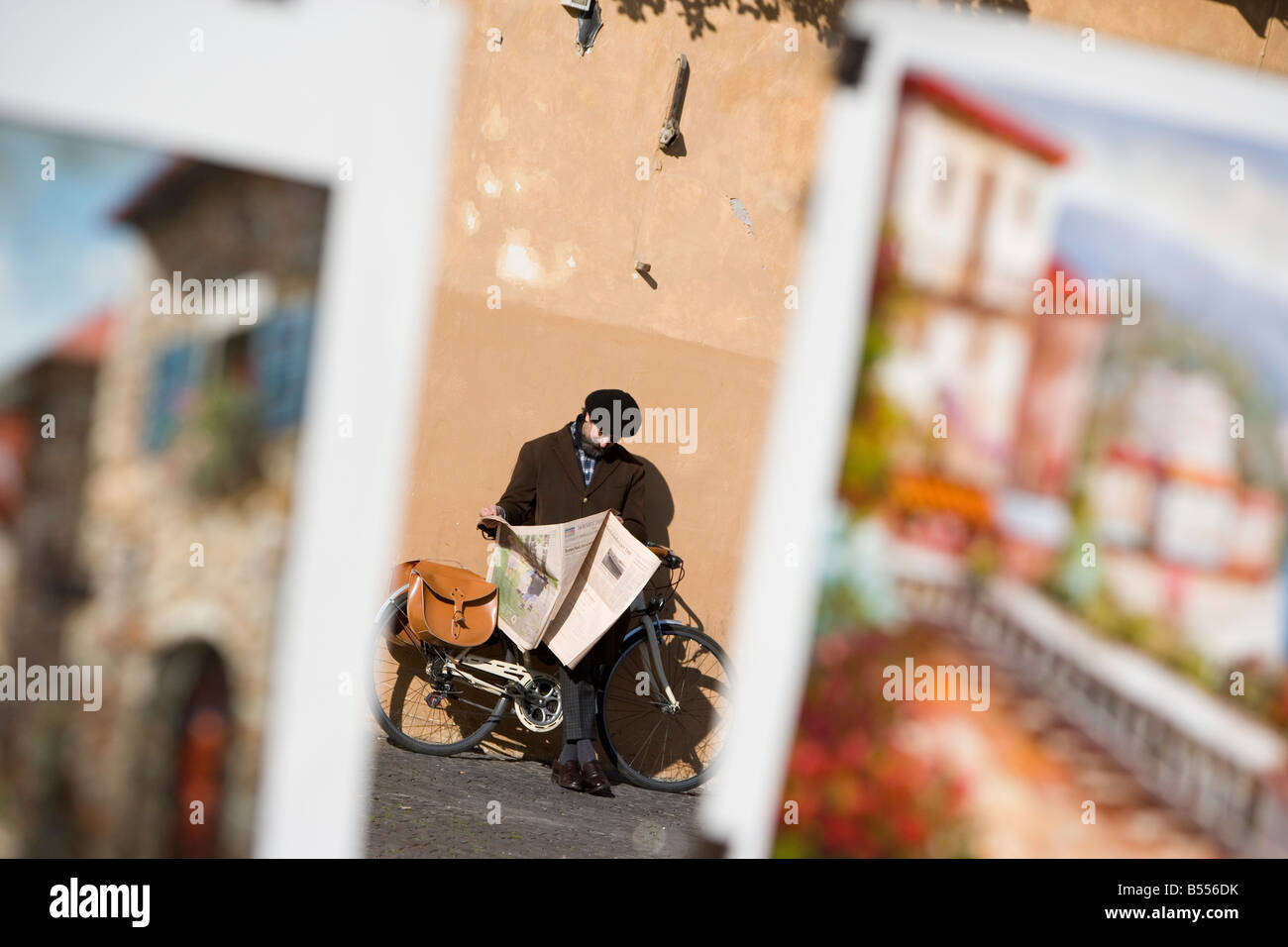 Italian man reading newspaper hi-res stock photography and images - Alamy