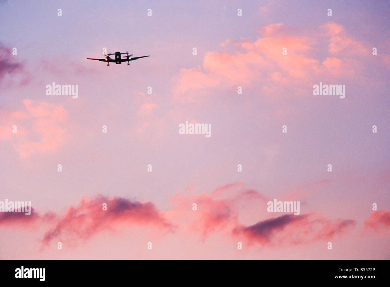 Commercial flight landing hi-res stock photography and images - Alamy