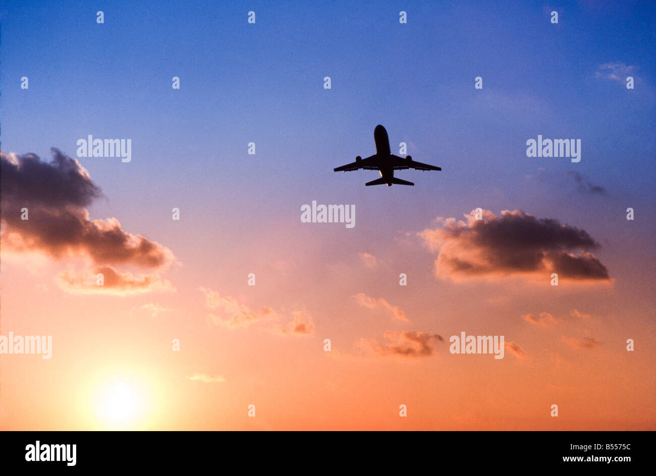 Commercial Aviation, Aircraft in flight Stock Photo - Alamy