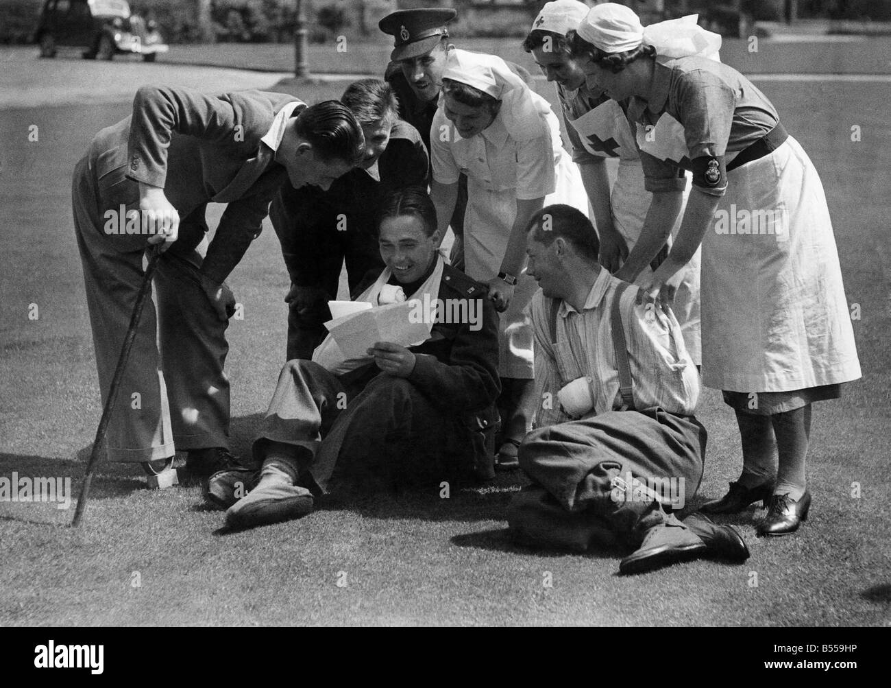 Ww2 wounded soldiers Black and White Stock Photos & Images - Alamy