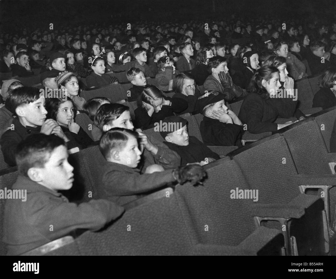 1940s cinema audience hi-res stock photography and images - Alamy