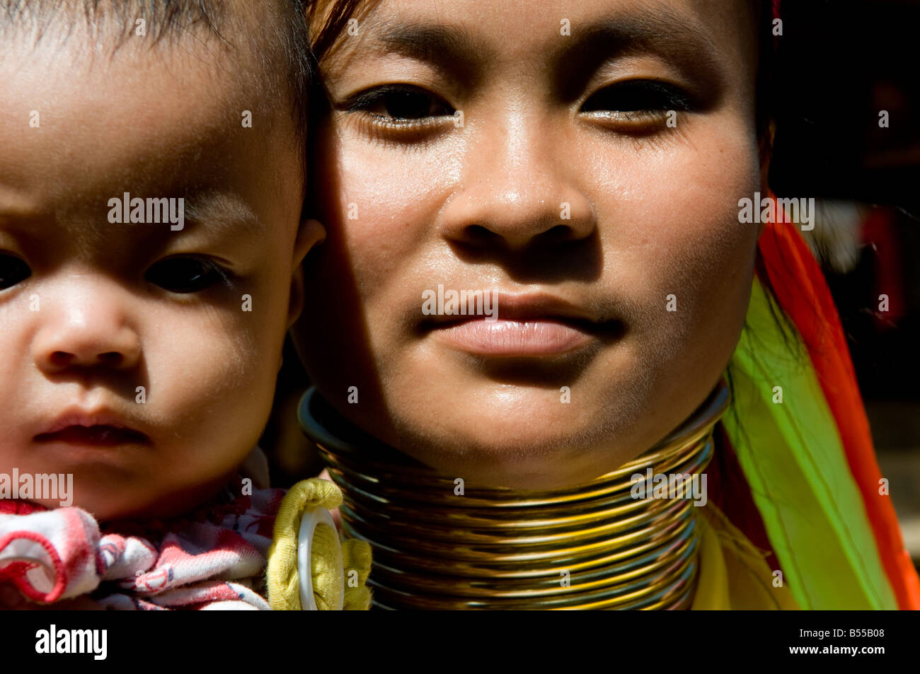 Portrait of a Padong long neck woman with her baby Stock Photo - Alamy