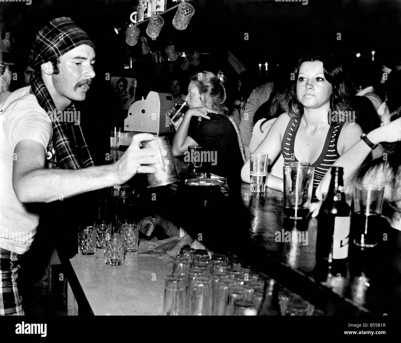 British pub 1970's hi-res stock photography and images - Alamy