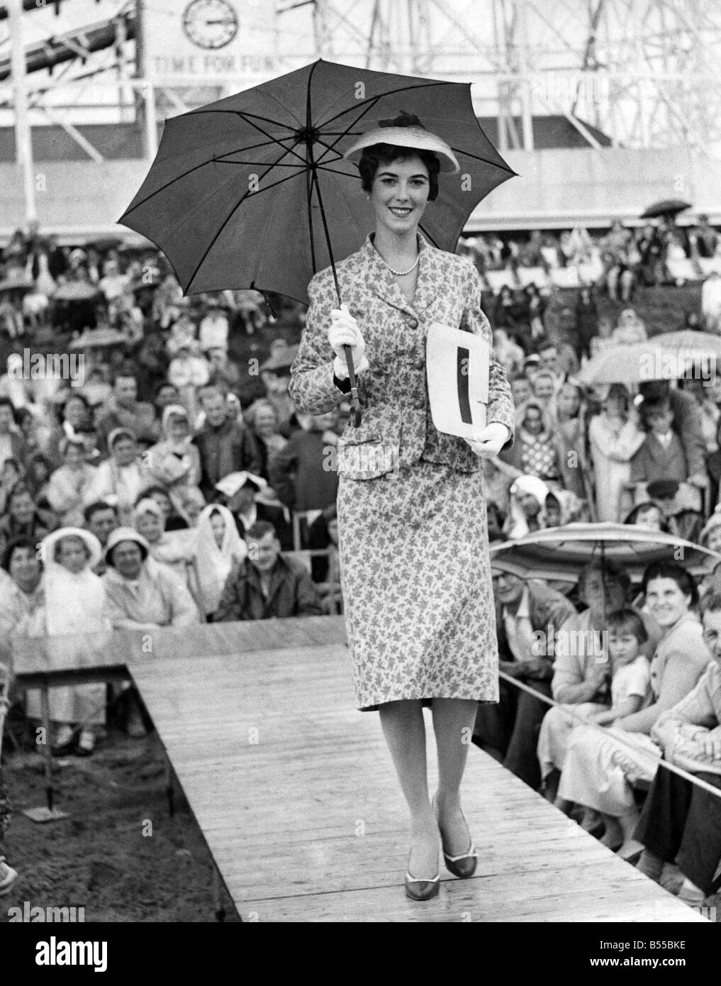 Beauty contest 1950s hi-res stock photography and images - Alamy