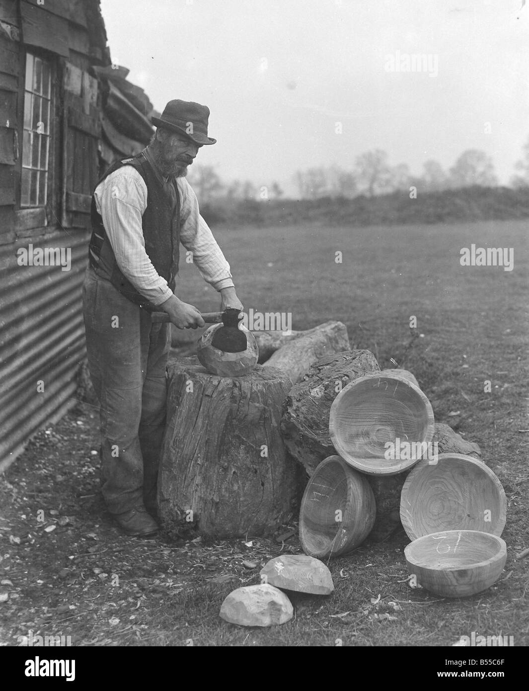 George Lailey, the old bowl turner of Bucklebury who turns bowls from ...