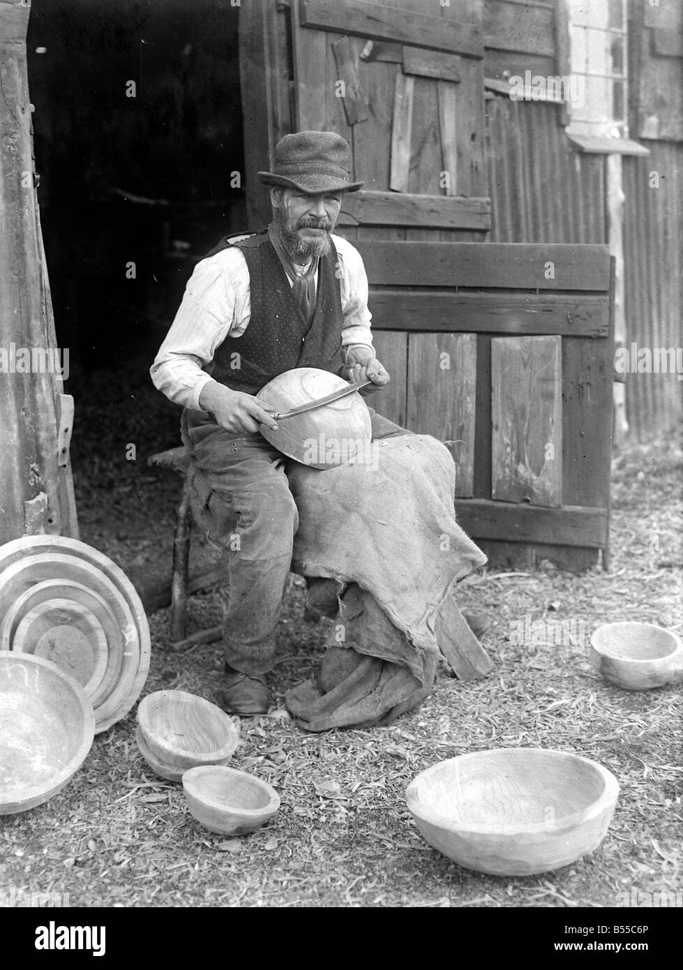 George Lailey, the old bowl turner of Bucklebury who turns bowls from ...
