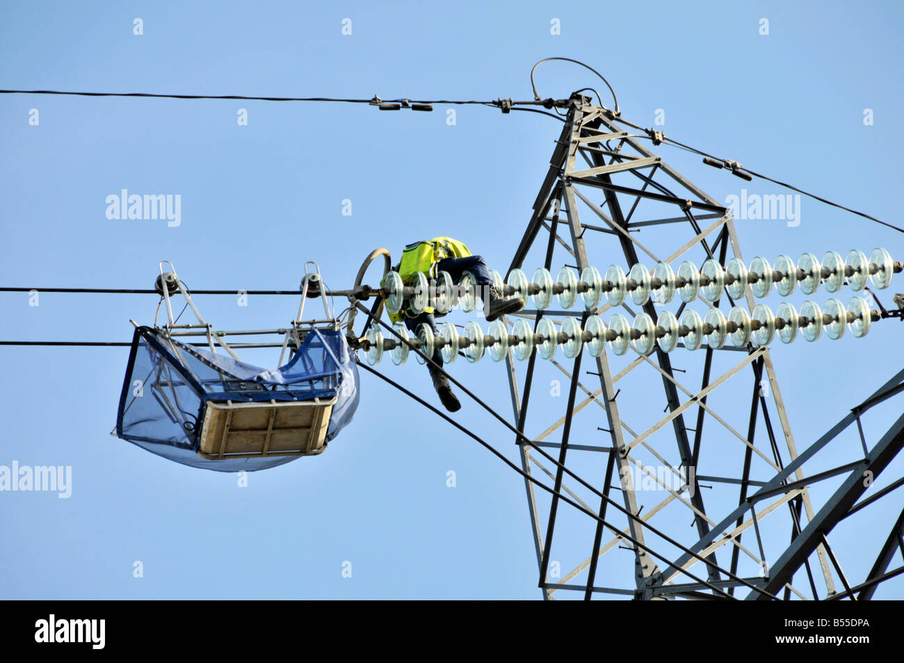 Overhead power lines uk hi-res stock photography and images - Alamy