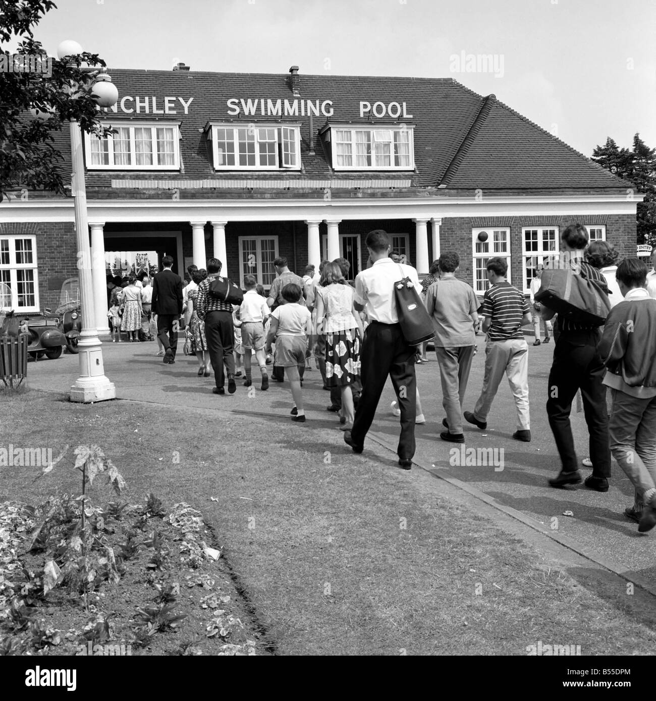Outdoor swimming pool 1960s hi-res stock photography and images - Alamy