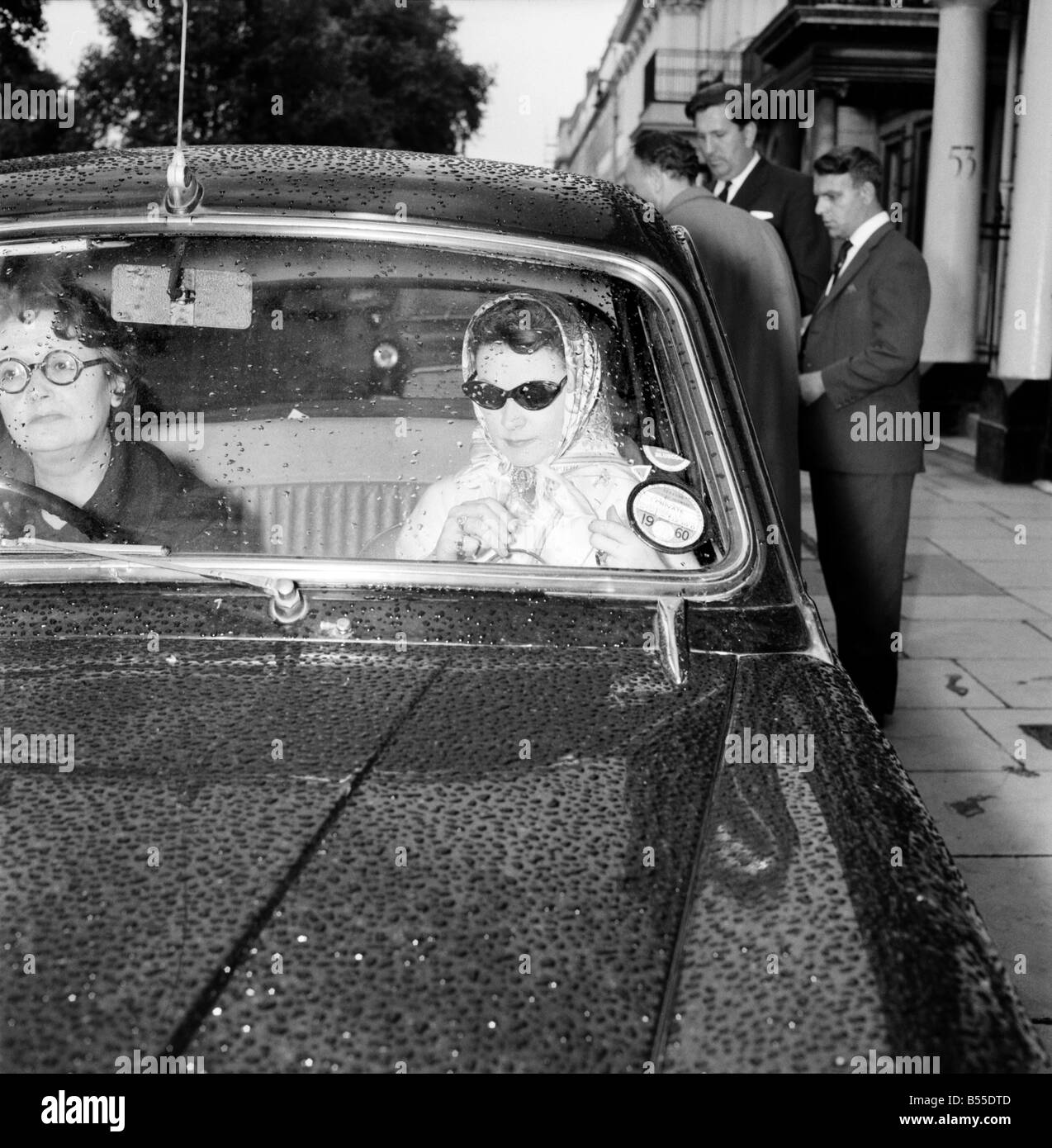 Vivien Leigh leaving her flat at 54 Eaton Square tonight at 6.15 pm ...