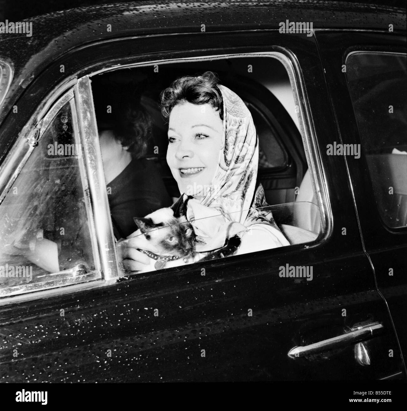 Vivien Leigh leaving her flat at 54 Eaton Square tonight at 6.15 pm ...