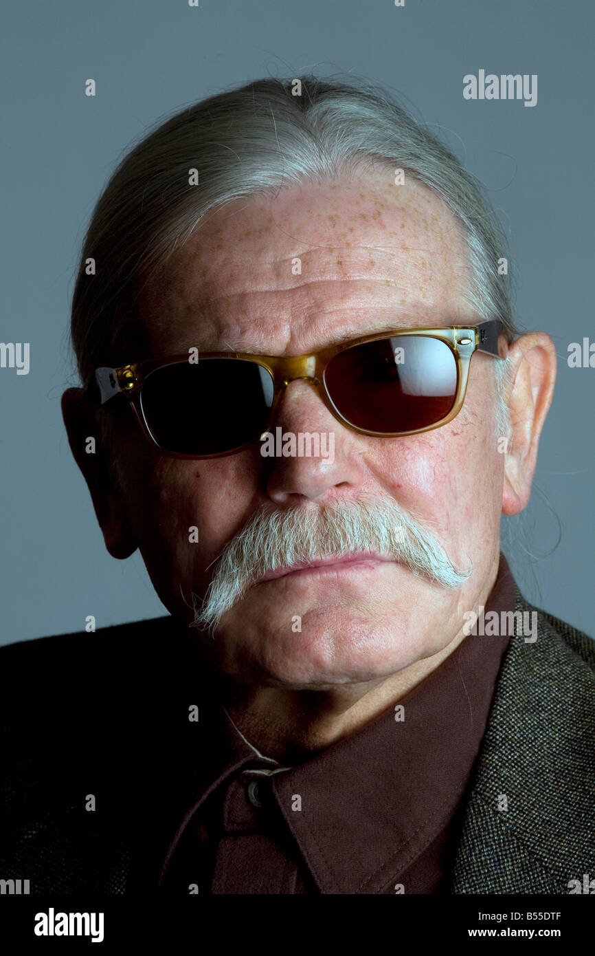 My tam singer hi-res stock photography and images - Alamy