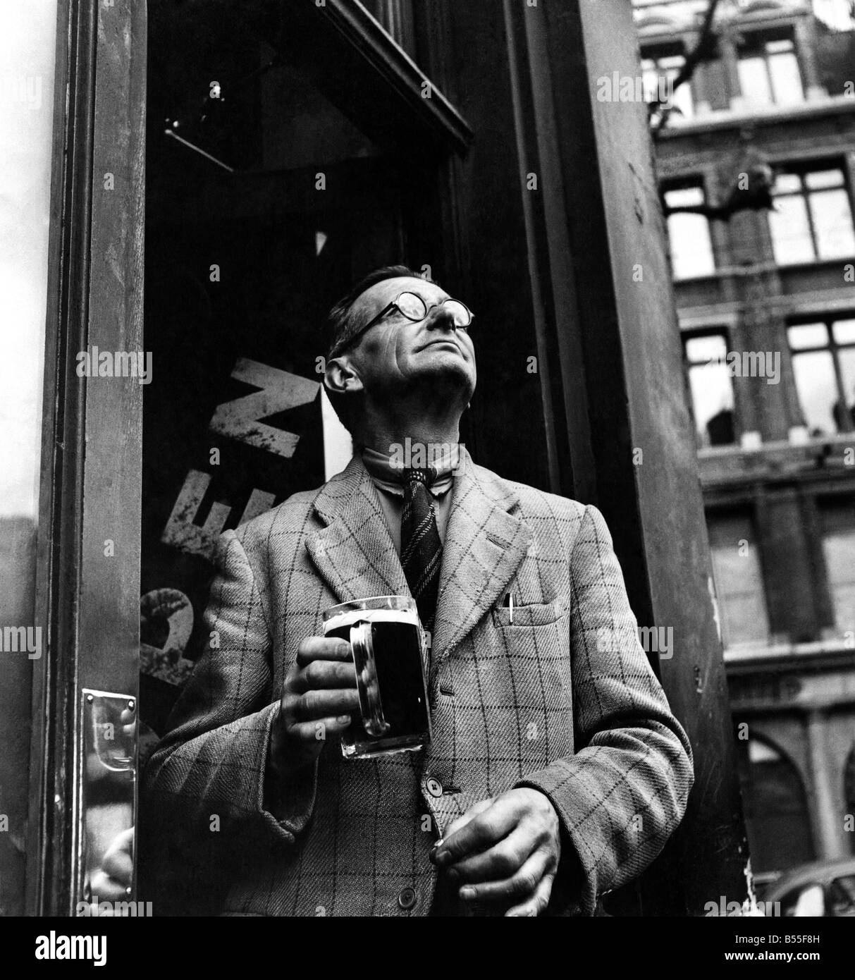 Old man drinking pint beer Black and White Stock Photos & Images - Alamy Old man drinking pint beer Black and White Stock Photos & Images - Alamy