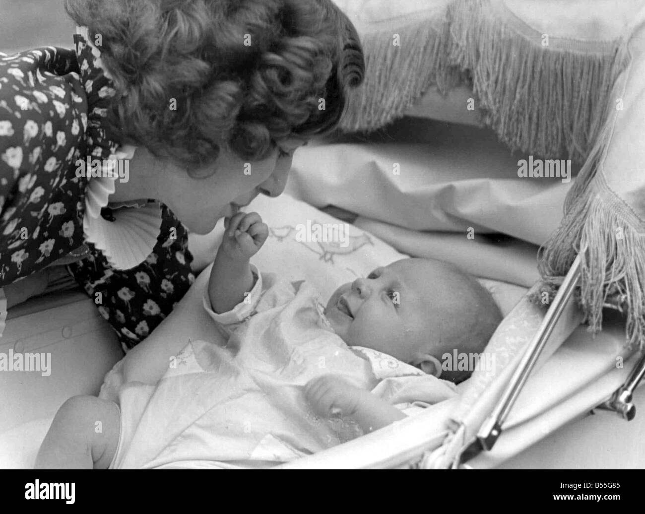 Mother and baby 1940s hi-res stock photography and images - Alamy