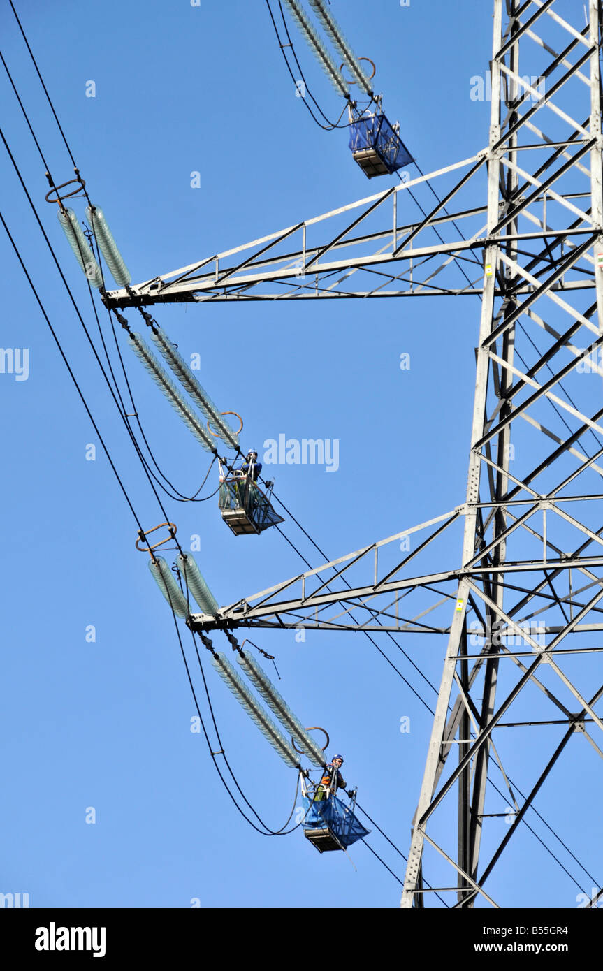 Engineers working on overhead power lines Stock Photo - Alamy