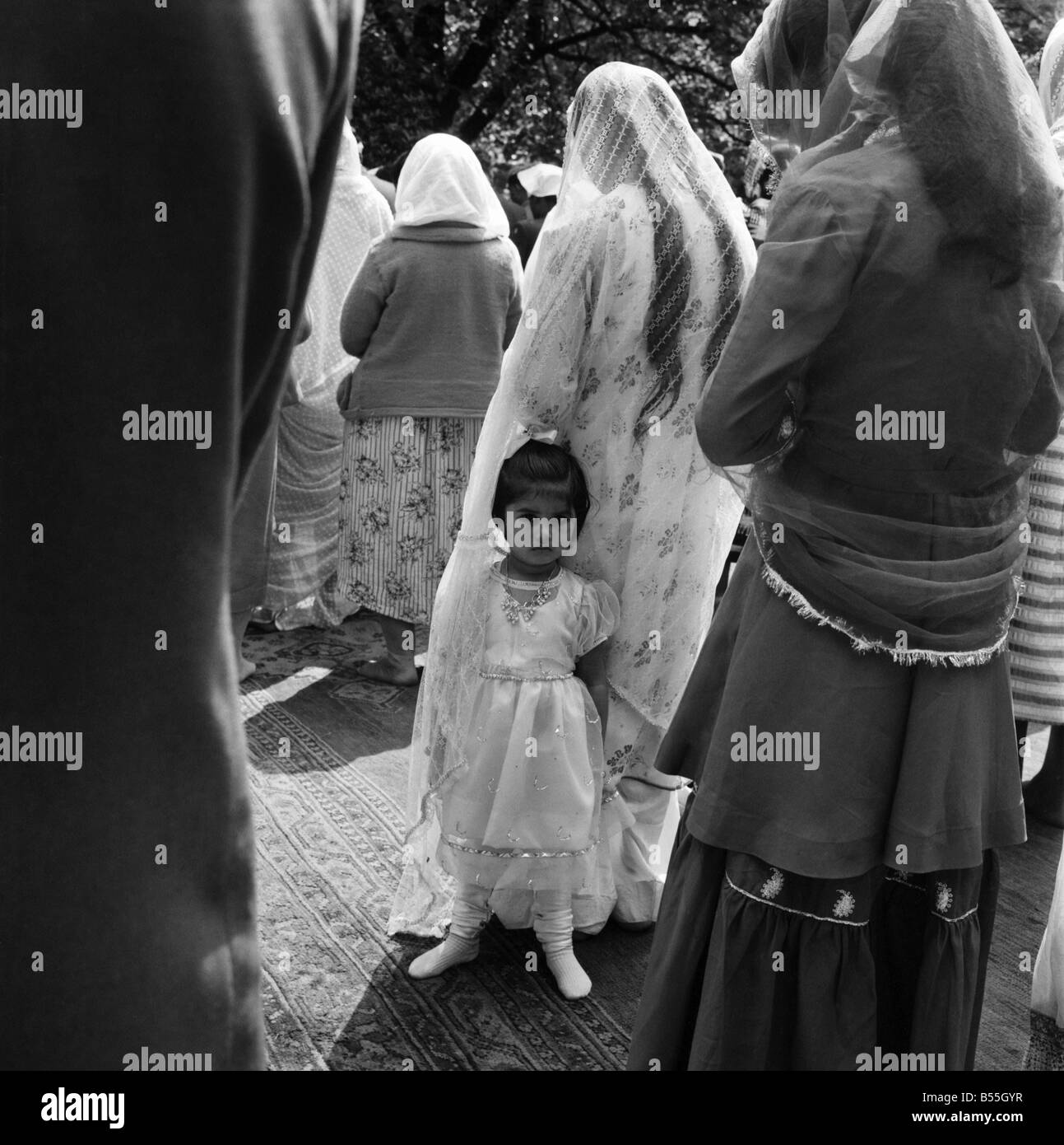 Muslim mother daughter 1960 hi-res stock photography and images - Alamy