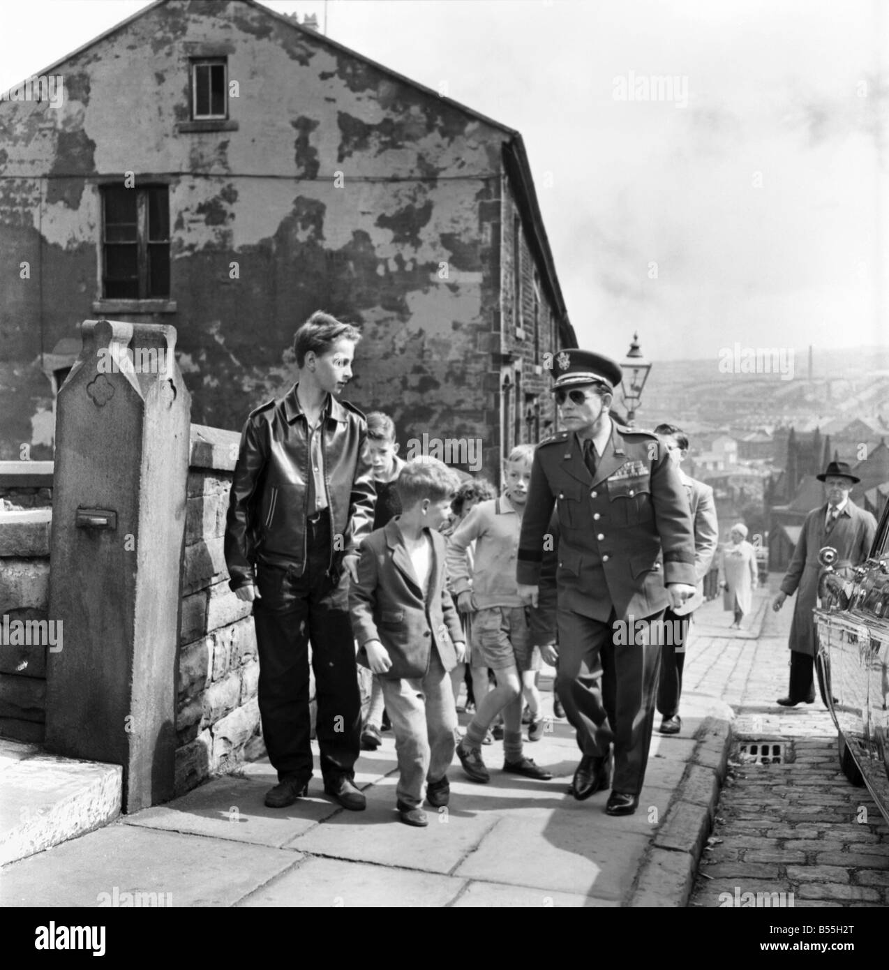 Norman Wisdom: General Norman Wisdom arrives at his home town during ...