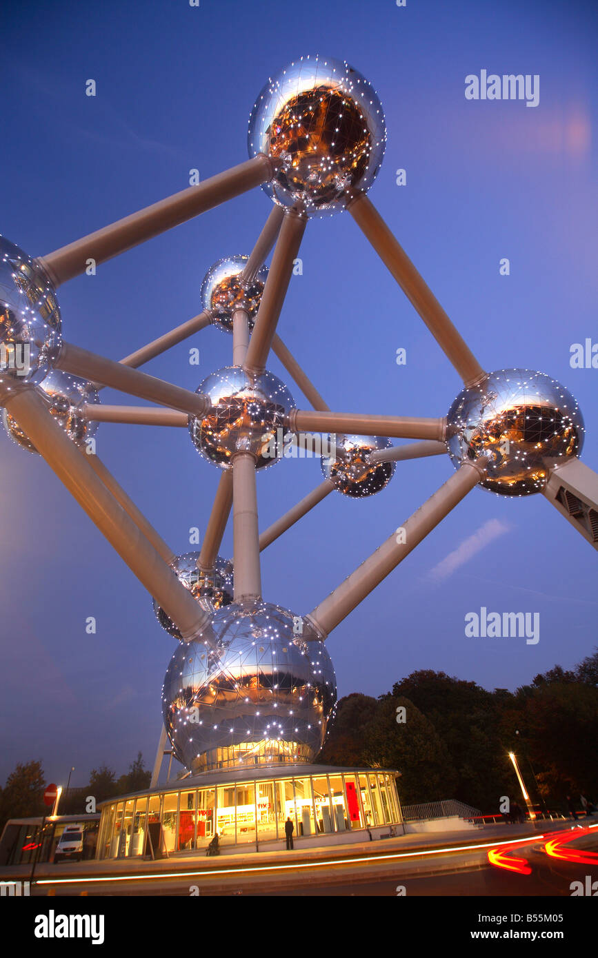 Brussels belgium atomium night lights hi-res stock photography and ...